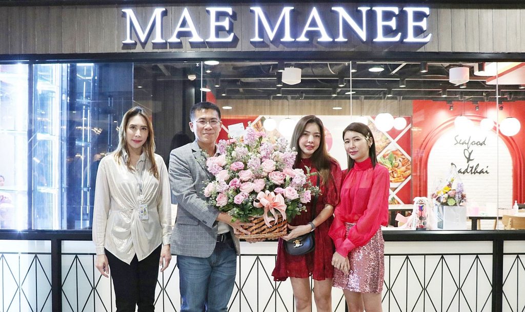 ผู้บริหารศูนย์การค้าเอ็ม บี เค เซ็นเตอร์ มอบช่อดอกไม้แสดงความยินดีเปิดร้านใหม่ MAE MANEE ผัดไทย ...